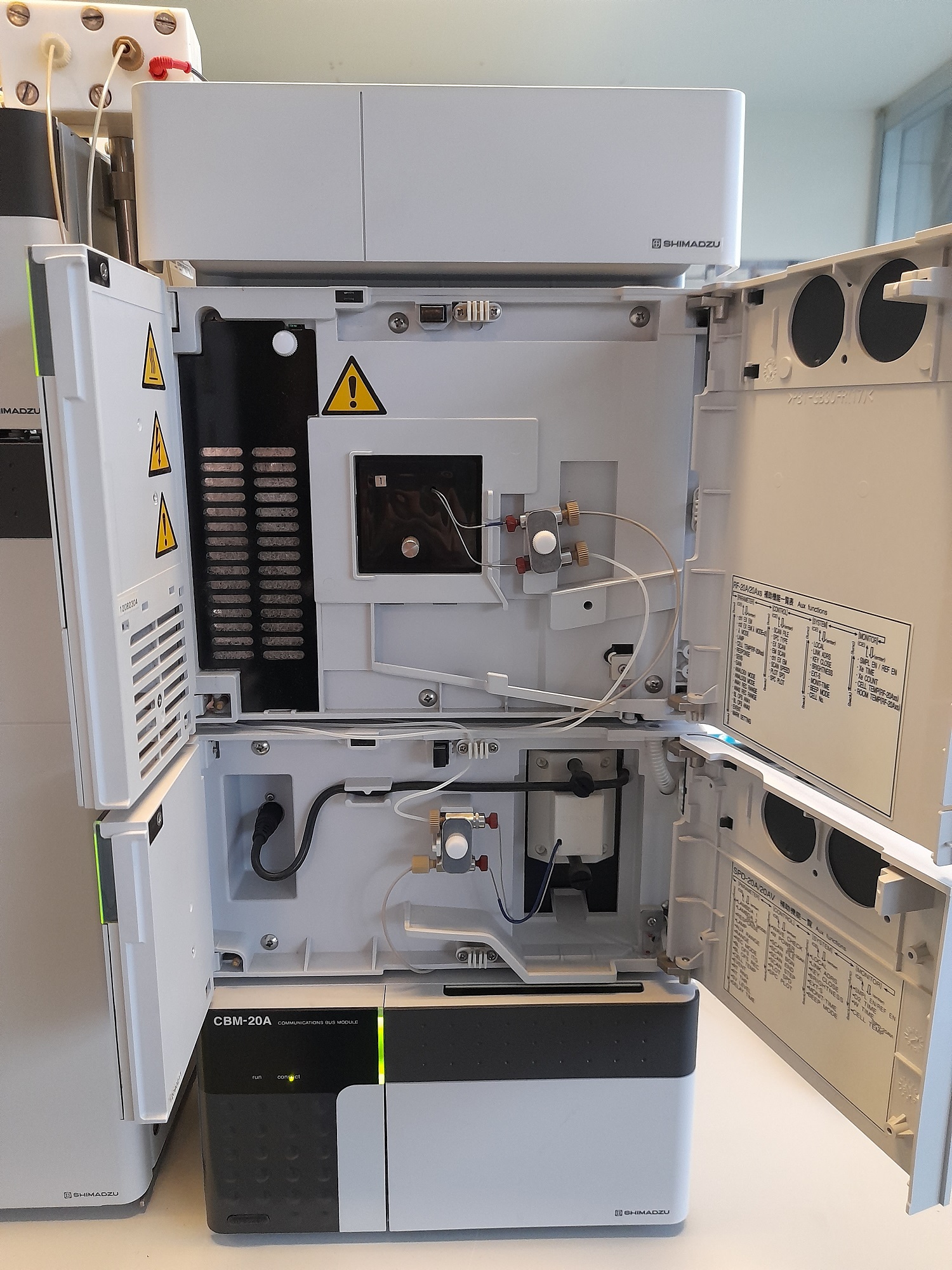 1389 - Used Shimadzu Prominence HPLC system with UV/VIS and ...
