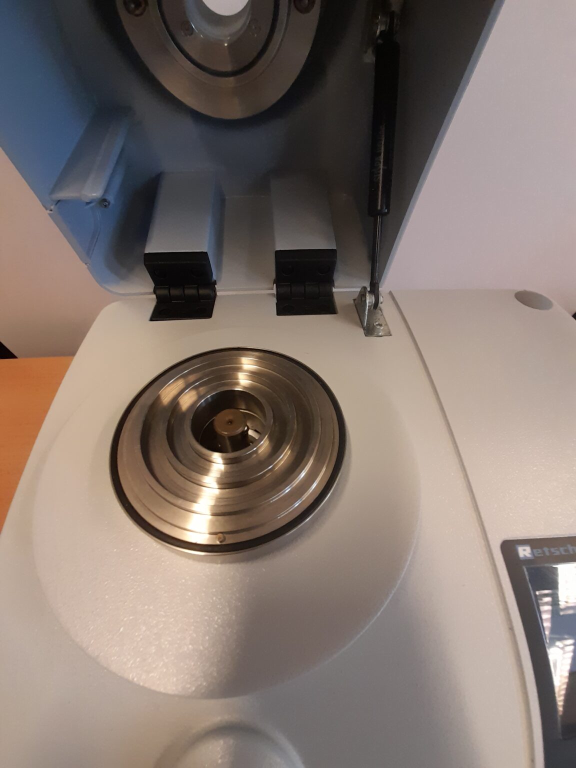 1720 - As new Retsch ZM 200 ultra centrifugal mill - S-A-LE