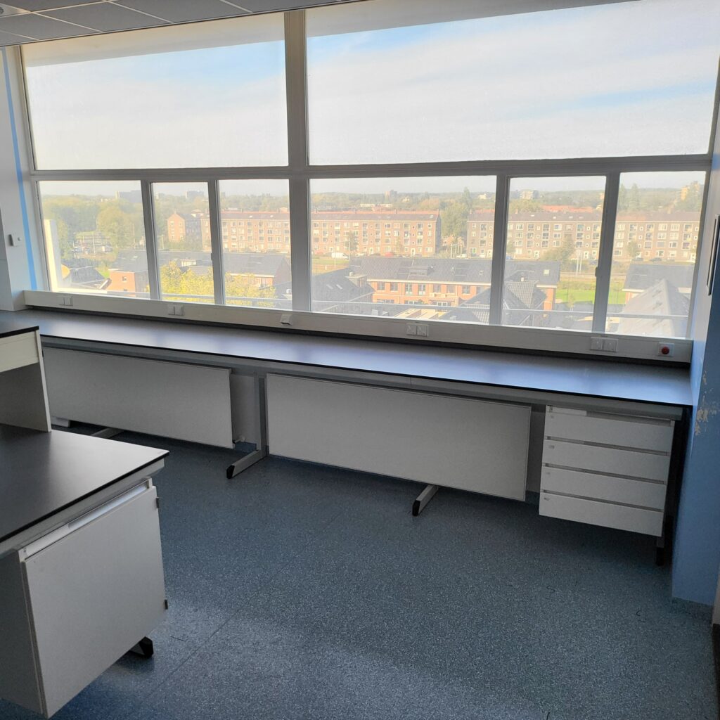 2041 - Used S+B Laboratory wall table (551 cm) - S-A-LE