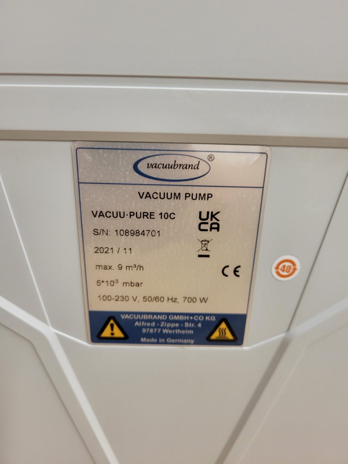 2102 - As new vacuum pump Vacuubrand Vacuu-pure 10C - S-A-LE